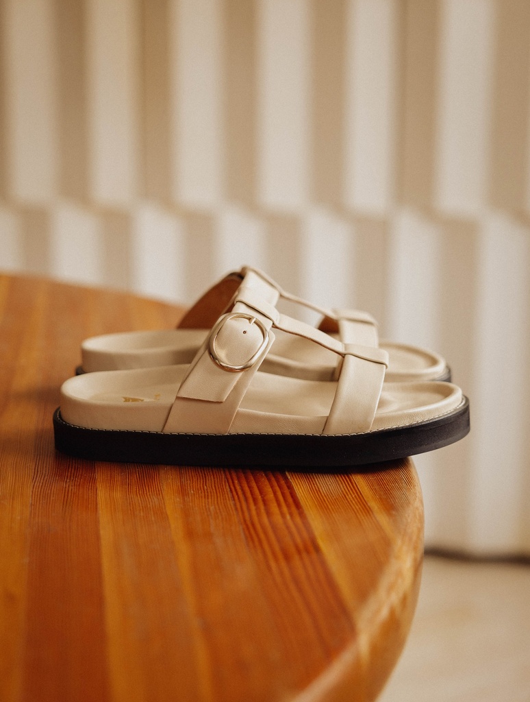 River Beige - Flat sandals with thin straps in beige leather and chunky ...
