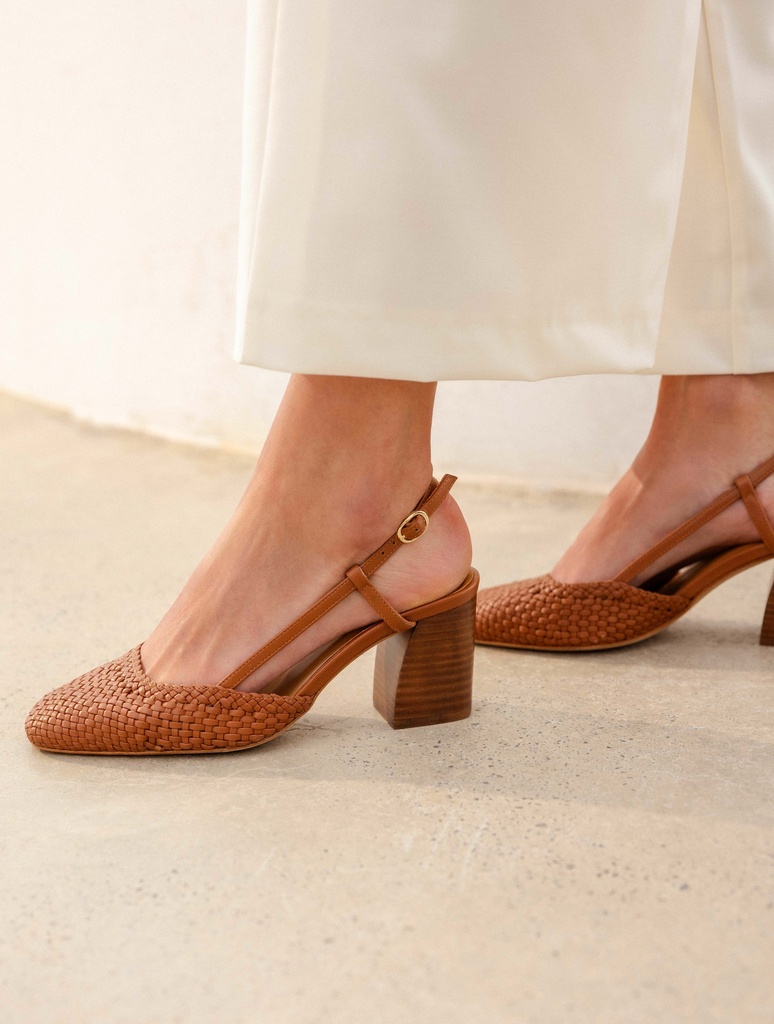 Ellis Camel - Flat sandals in camel lamb leather with intertwined front ...