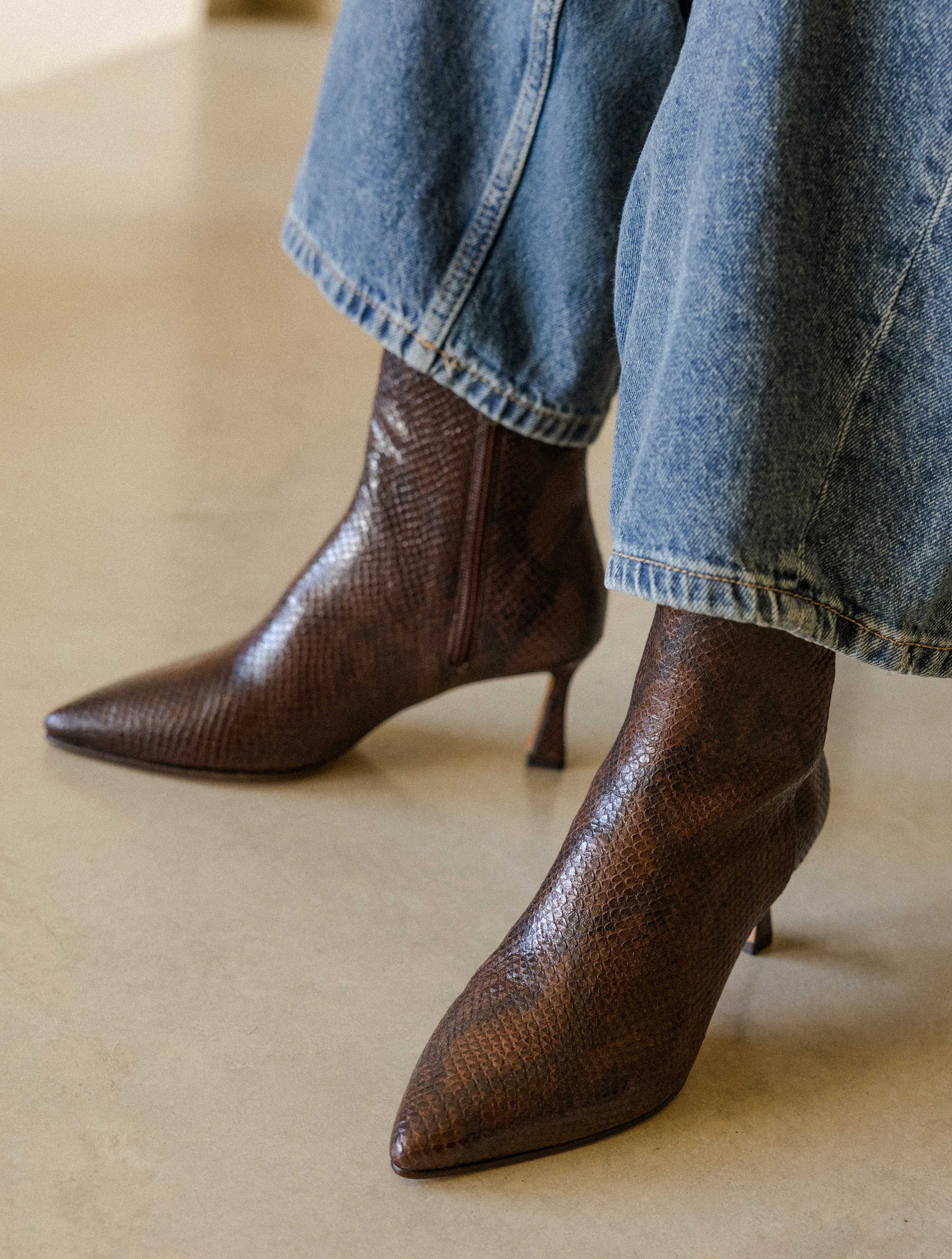 Bottines talons mi-hauts bout pointu cuir argent femme | Audrey Brun ...