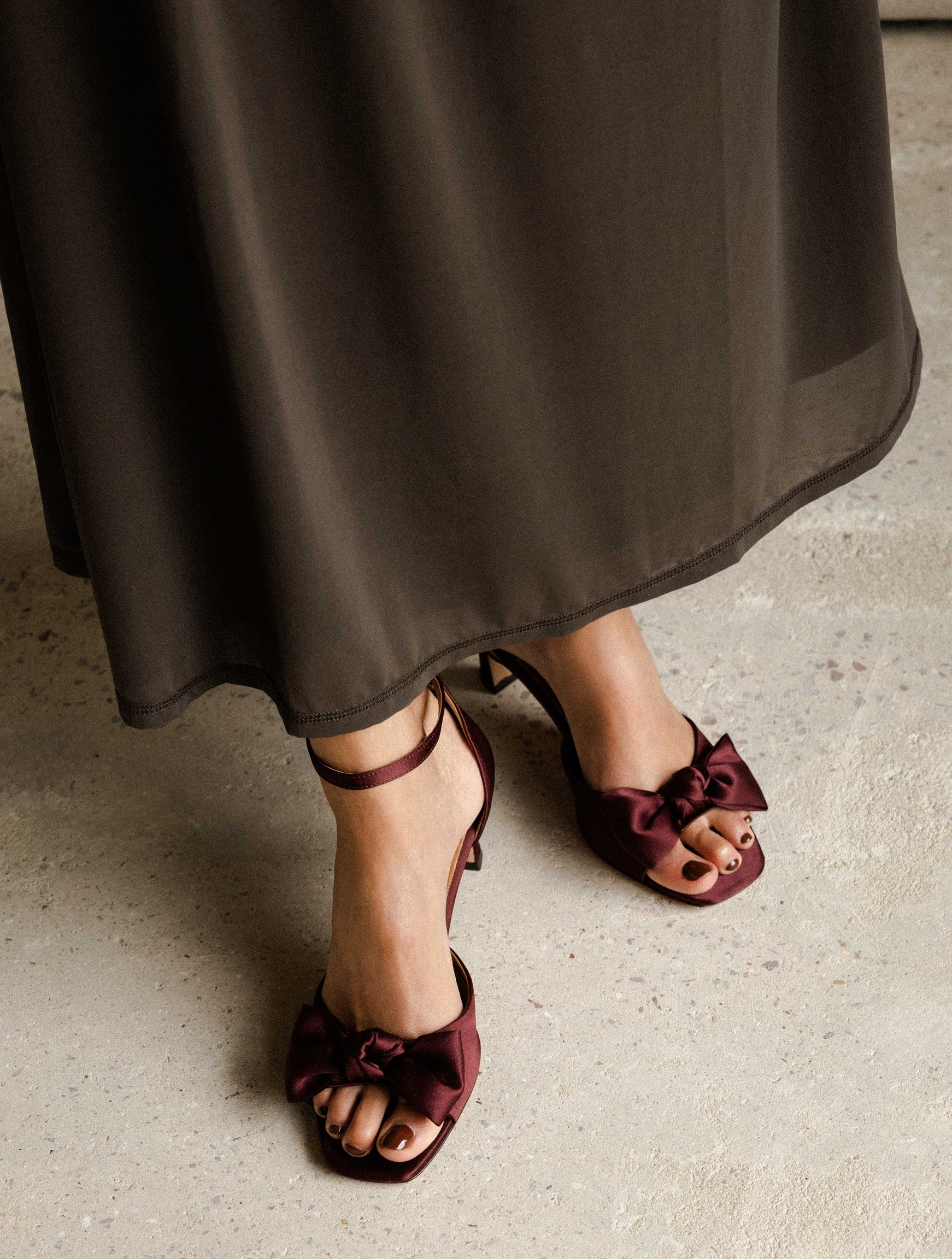 Women’s bow satin sandals black | Esmée Marsala | Bobbies