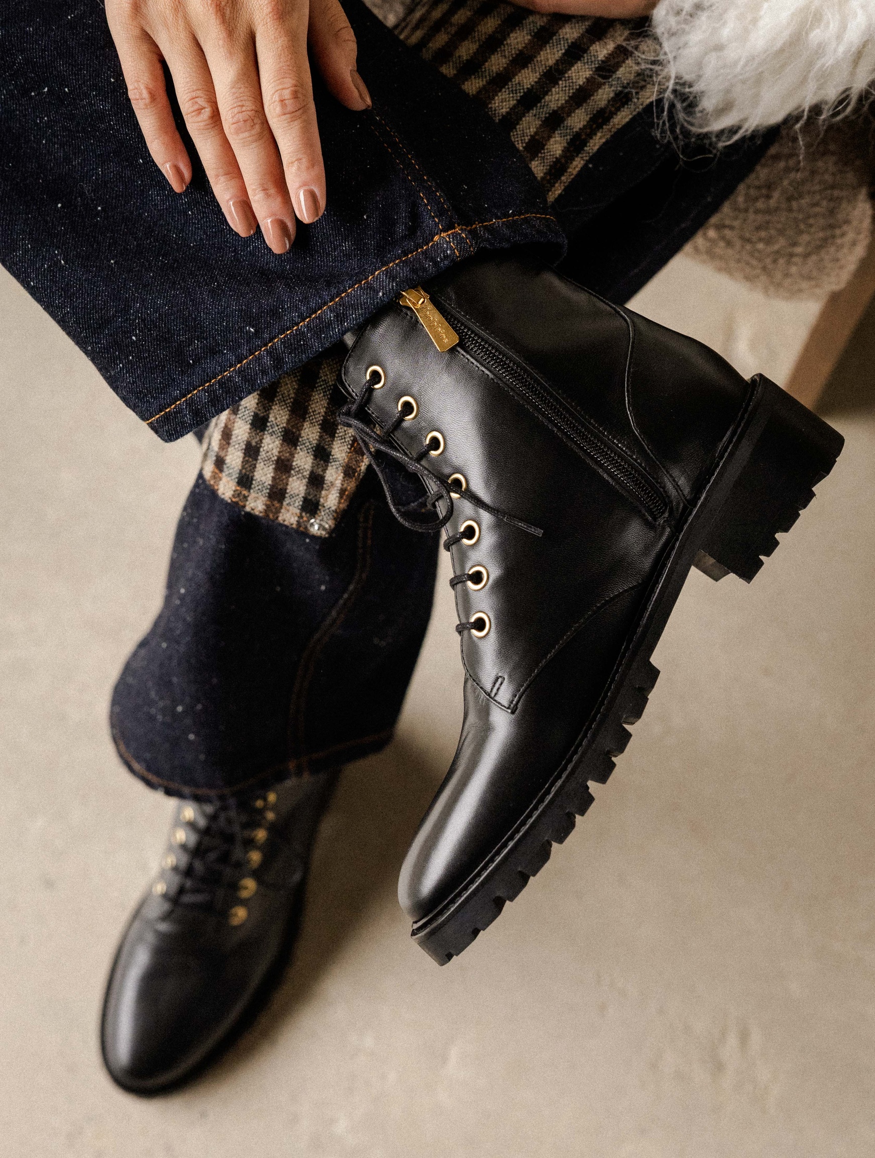 Women's flat taupe suede boots | Lara Passion Black | Bobbies